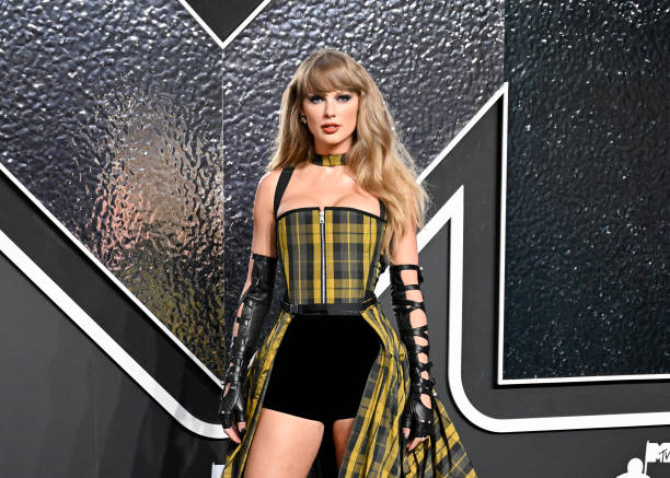 Top 25 Most Popular Female Singers in the World (2025)